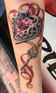 25 Heart Locket Tattoos | Ideas, Designs & Meaning - Tattoo Me Now